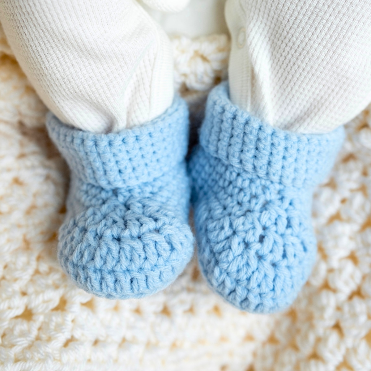 Fast Crochet Baby Booties (A Free and Easy Pattern) - Maisie and Ruth
