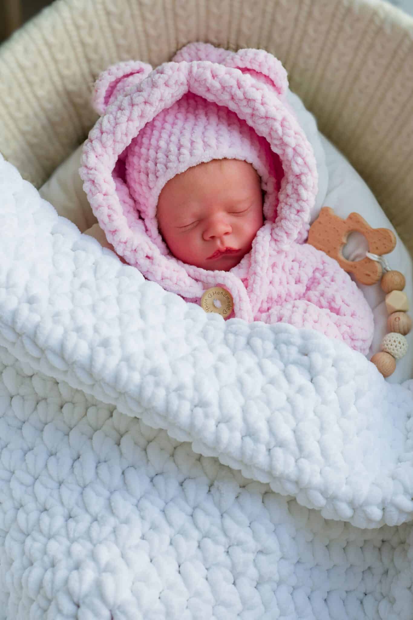 Super Chunky Crochet Baby Blanket (Free Pattern) - Maisie and Ruth